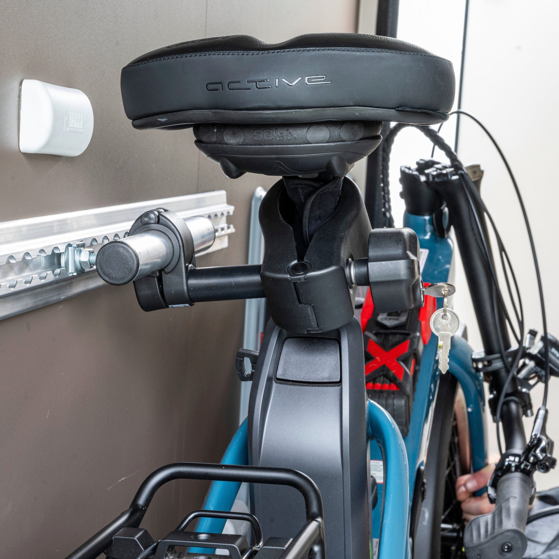 Fahrradhalter für Airline-Zurrschiene